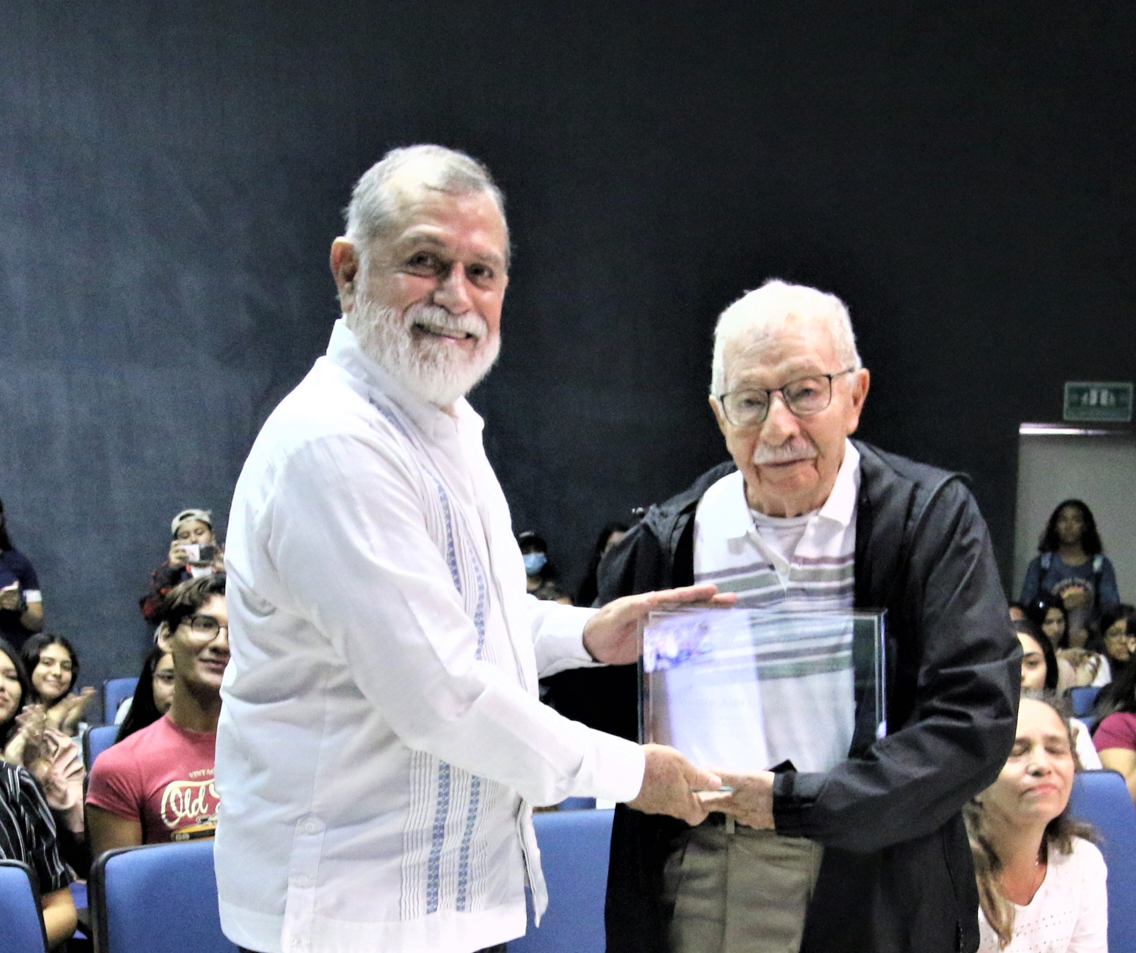 Recibe el doctor Juan Luis Cifuentes Lemus homenaje | Meridiano.mx