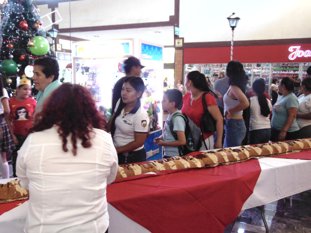 Compartió Casa Ley Álica gigantesca rosca de Reyes | Meridiano.mx
