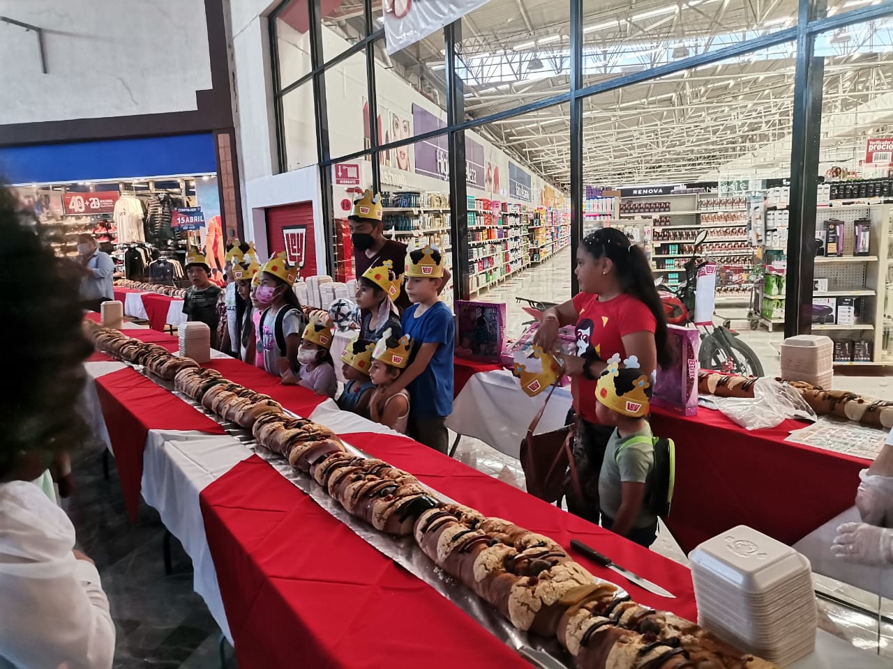 Compartió Casa Ley Álica gigantesca rosca de Reyes | Meridiano.mx