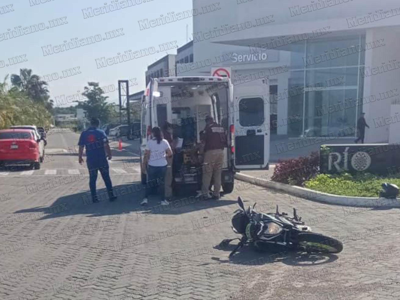 Moto chocó con un taxi frente a agencia de autos | Meridiano.mx