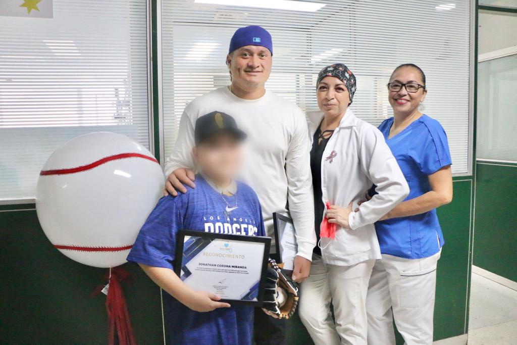 Acompaña Víctor Aaron González a menor al toque de la campana de la ...