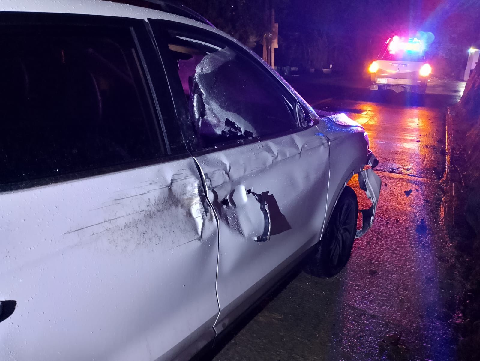 Auto Choca Contra El Cerro Y Conductor Huye Meridiano Mx