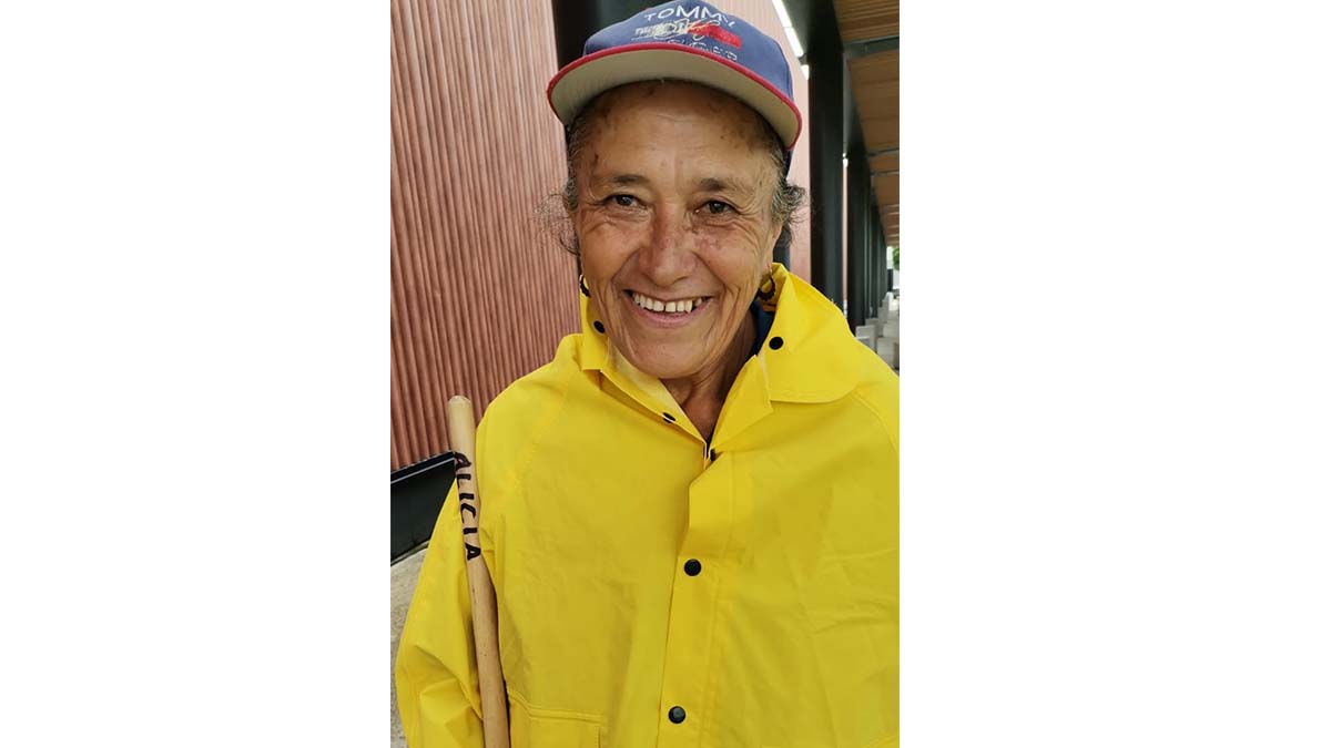 Entre trapeadores y aviones doña Alicia Sandoval es una mujer feliz ...